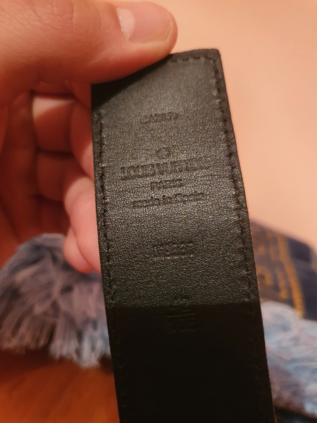 Ремень Louis Vuitton.