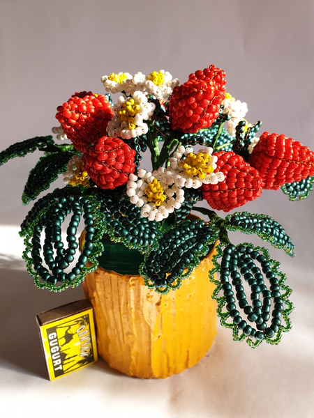 Клубника из бисера,  цветы из бисера