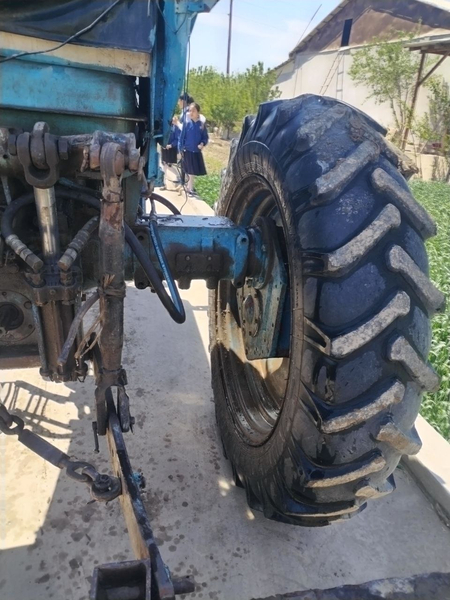 Traktor sotiladi