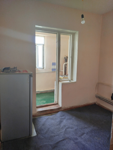 Tez arada 22 mkr dom 8/6 3 etaj 2 komnata kv ga beriledi