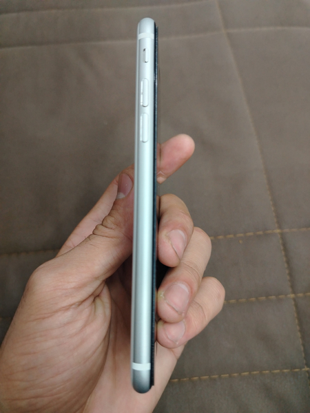 IPhone SE продаётся