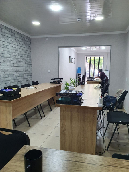 Продаю Столы Офисные практически новые