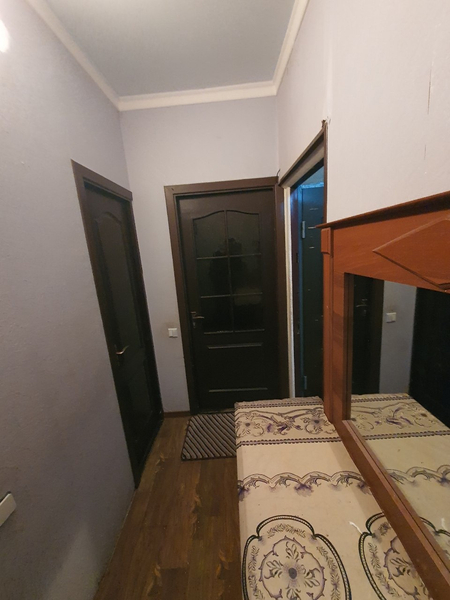 Ijaraga uy beriladi Yashnabod Muljal Kadishva bozor oldida 1xona 250$