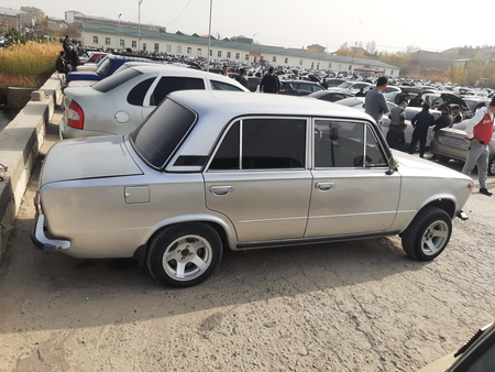 Vaz 21011 sotiladi