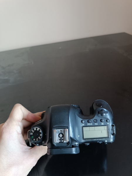 Conon EOS 6D body satiladi