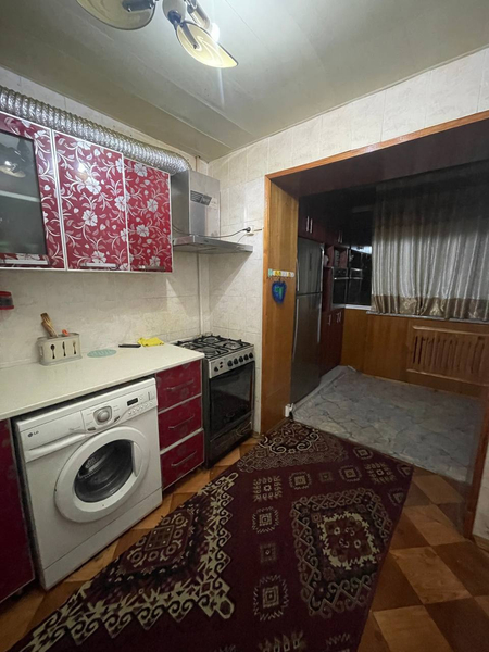 Продается квартира 4/2/4 80м2 с балкономи на м.Максим Горький [кирпич