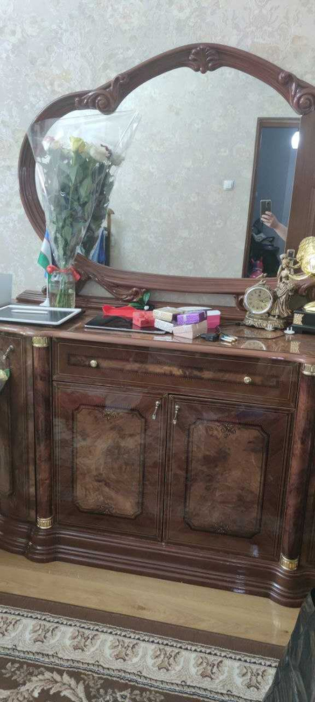 Продаётся мебель (Стол, стул на 12 персон, комод, горка)