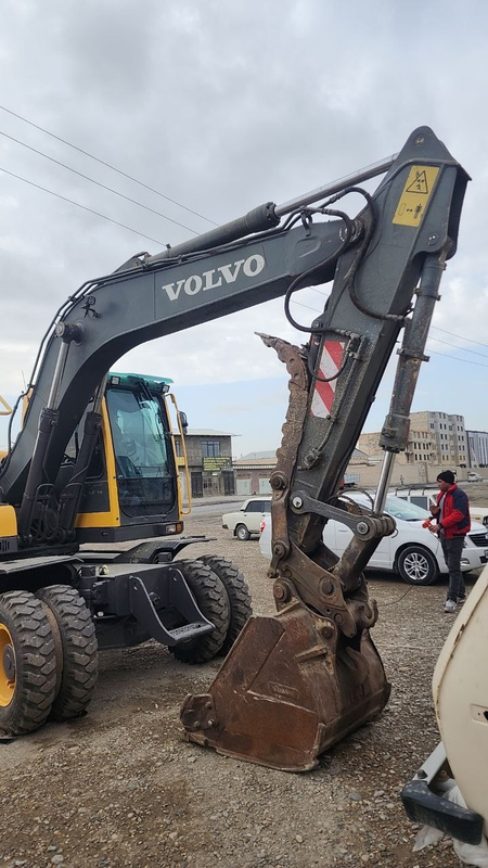 Экскаватор вольво 145 сотилади