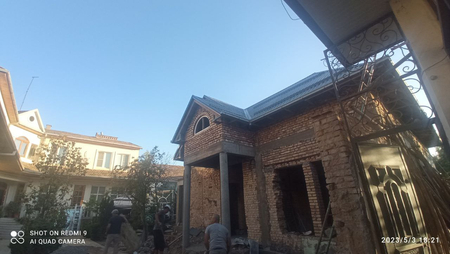 Том е