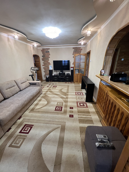Продаётся 4/2/4,77я серия,Ташсельмаш,есть крытое место для авто,огород