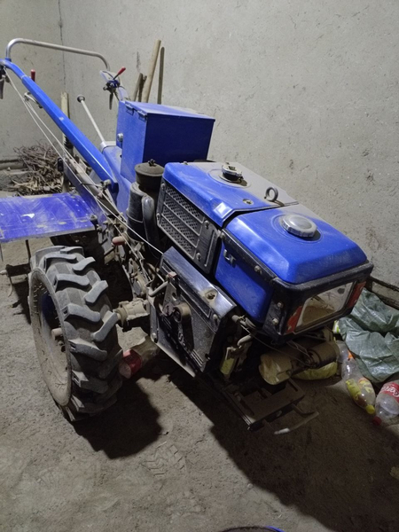 Mini traktor sotiladi