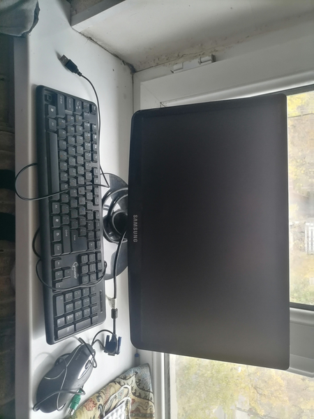 Samsung monitor yaxshi holatda