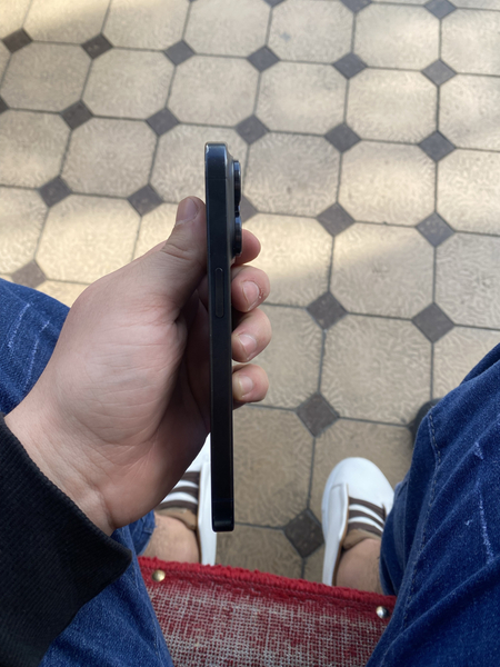 Iphone 15 pro rangi qora
