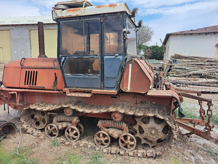 BT traktor+plug sotiladi.