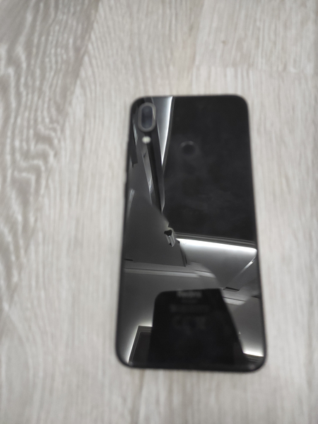 Red mi not 7 telefon orqasi ni oldi ekrani cheti ozgina singan