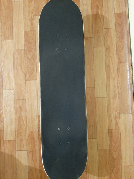 Skeytbord qora yangi