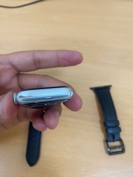 iWatch series 4, 44 mm sotiladi. Holati ideal