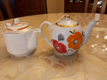 Choynak 2 dona qadimgi gulli 20 ming.Старые чайники 2шт 20 тыс