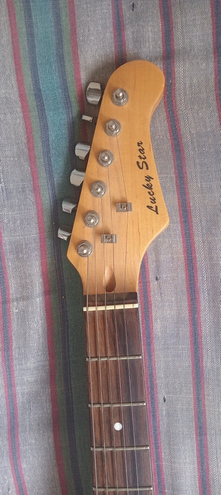 Elektron gitara sotiladi