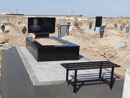 Памятник из чёрного гранита