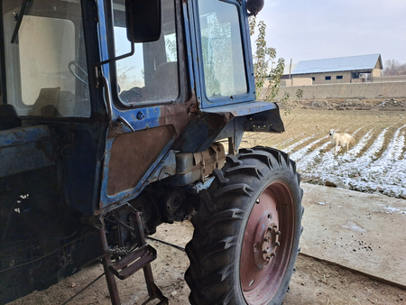 Traktor sotiladi.
