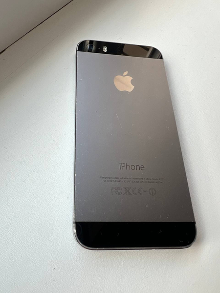 Iphone 5s  holati yaxshi realna oladiganla tel qilsin. Karobka yoq