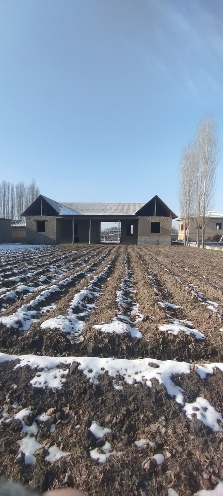 Uchastka sotiladi