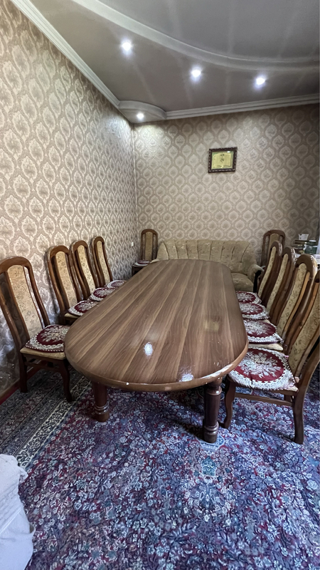 Продаётся стол с 12 стулями. Stol sotiladi 12 stuli bn.
