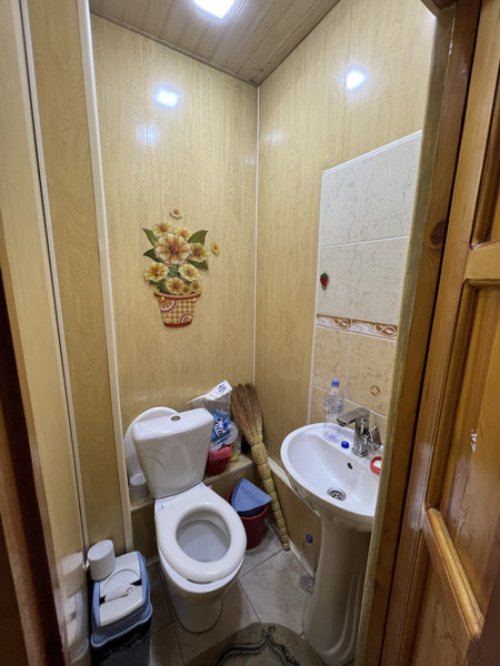 Chilonzor 16kvatral metroni tepasdagi dom 3xona srochni