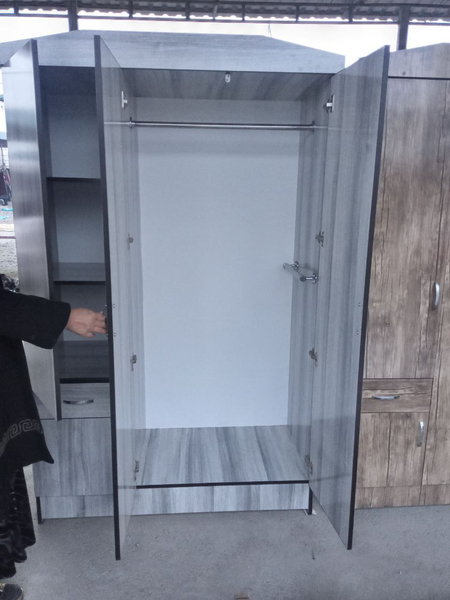 3 eshikli Shkaflar sotiladi  eni 1.20sm boyi 100% LAMINAT.95 sm