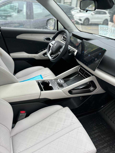 China Car avtosalonida Byd Yuan Up 2024 nalichida