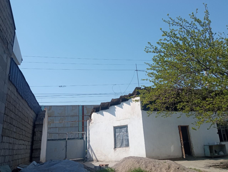 Uchaska sotiladi 6.5 sotix qoshimcha 1.5 sotix zavxati bor yana