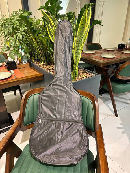 Qora mativi gitara
