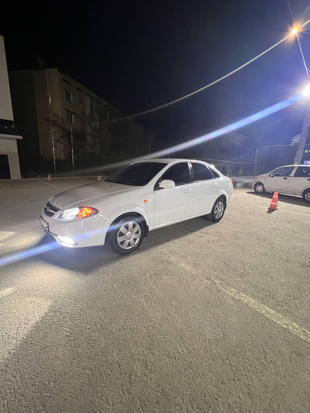 Lasetti jentra qilingan zor moshina