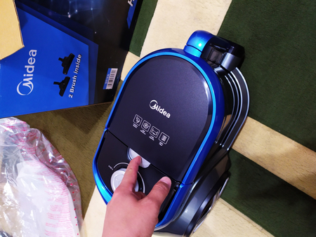Пылесос Midea 2000 ватт+ 400 вт всасывания