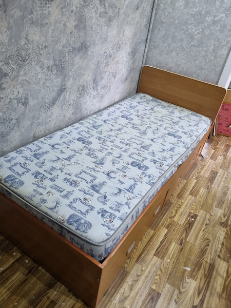 Срочно продаю Б/у Кровать в хорошем состоянии