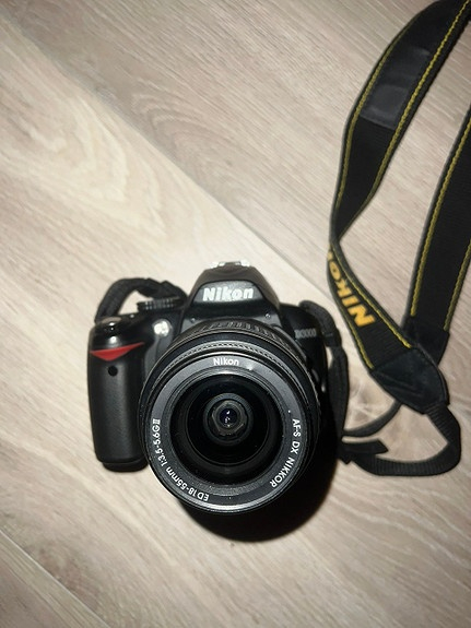 Nikon D3000  sotiladi arzon
