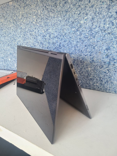 Lenovo Yoga x360 core i7-8650U/16GM RAM/256GB SSD