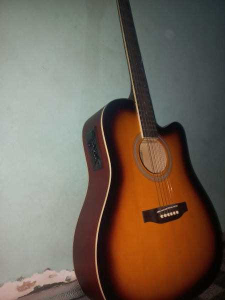Gitara sotiladi holati alo ekvalayzer chexoli bor narxini kelishamiz