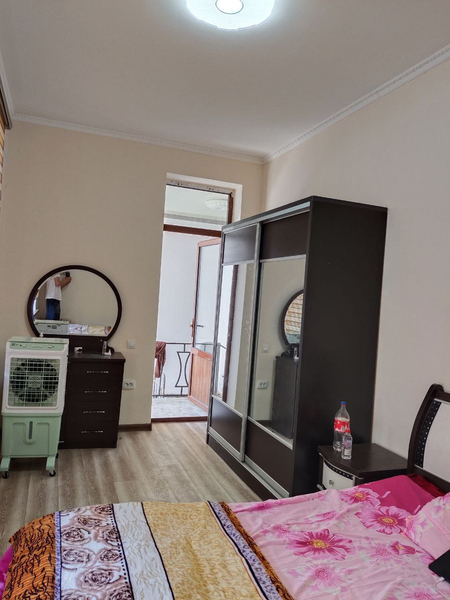 Dom uchaska sotladi 10'2 sotq 4 xona darvaza 2 ta kochadan