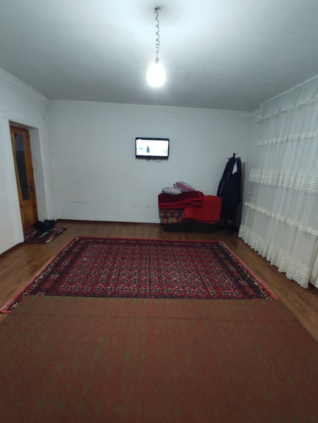 Hovli uy sotiladi