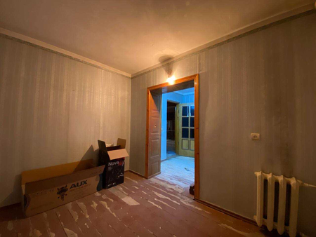 м.Буюк Ипак Йули около метро 3-комн 4/5 71 м² кирпич 2х6 без ремонта
