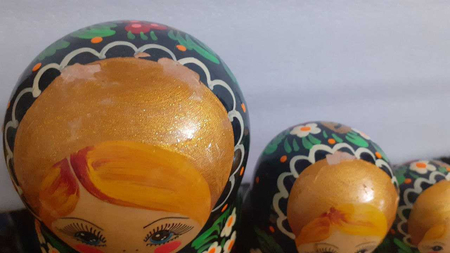 Красивые деревянные матрешки.