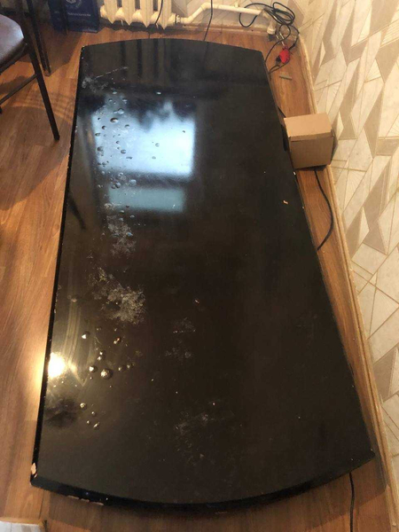 продам старый стол + 3 стула