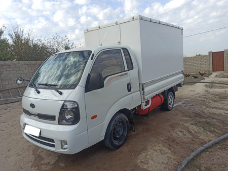 Kia bongo sotiladi