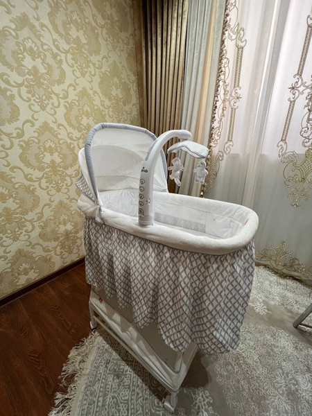 Здраствуйте продаю кровать детскую и 12 стульев