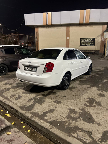 Lacetti 2012 sotiladi