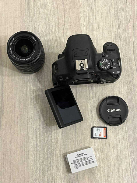 fotoparat CANON EOS 700D