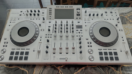 Pioneer XDj-XZ Sotiladi