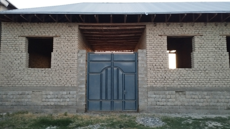 Hovli sotiladi .